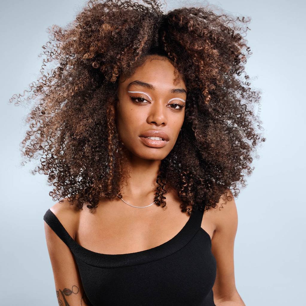 Peinados para cabello rizado elegantes: 7 ideas sencillas